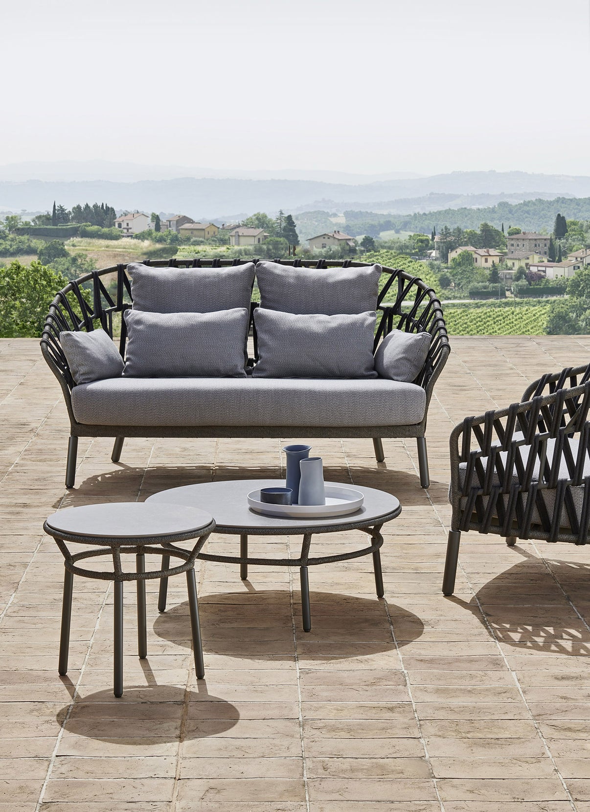 Emma Cross outdoor coffee and side table – Studio Italia